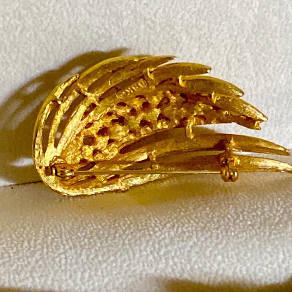 BSK | Jewelry | Bsk Designer Vintage Beautiful Large Gold Color Pearl Crystal Brooch | Poshmark